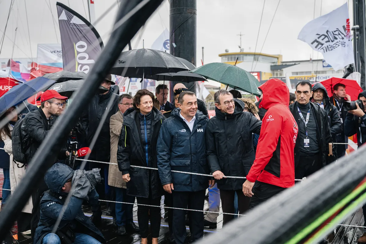 Inauguration pluvieuse, inauguration heureuse ! | Vendée Globe 2024
